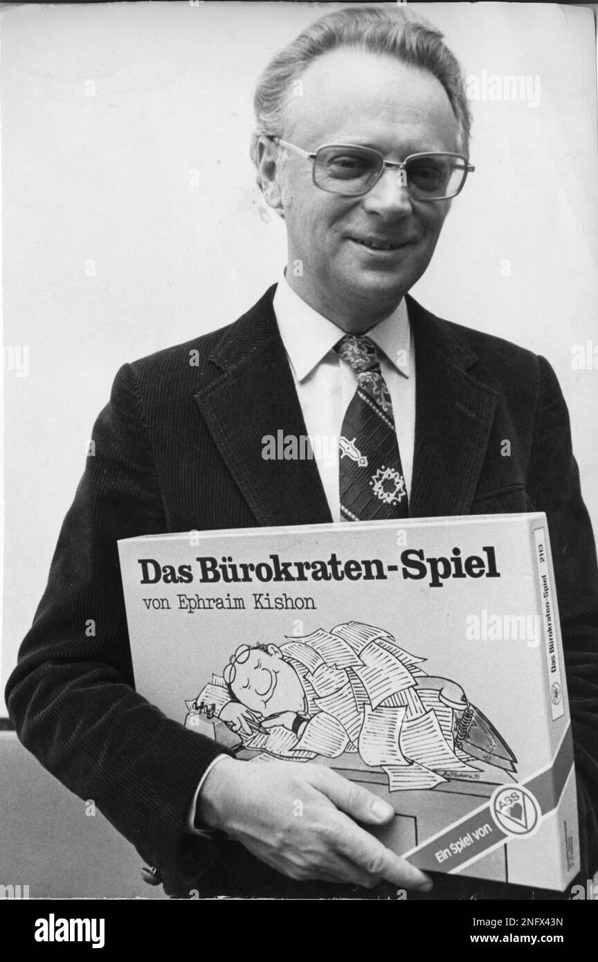 Israeli writer Ephraim Kishon holds the game he invented "Das ...