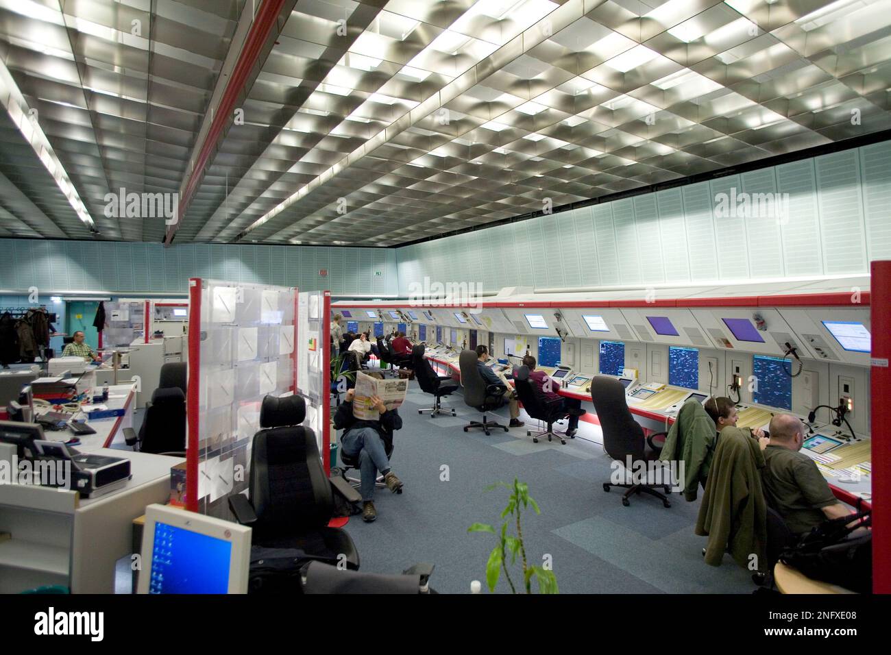 Blick in den Kontrollraum des Centers der Deutschen Flugsicherung, DFS ...