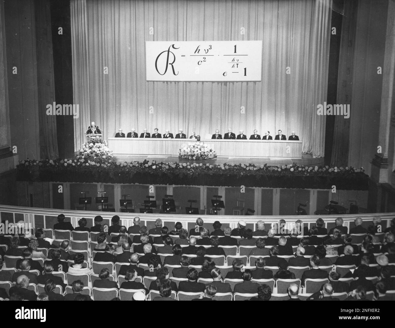 Prof. Dr. Max Volmer, stands in the lectren giving his speech ...