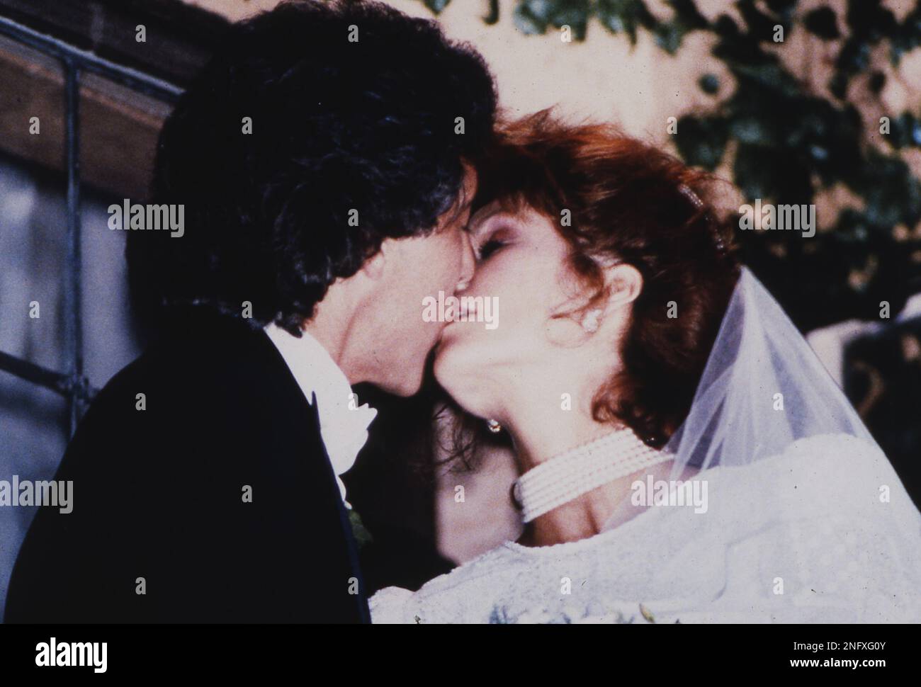 Dr. Harry Glassman kisses his wife, "Dallas" star U.S. American actress ...