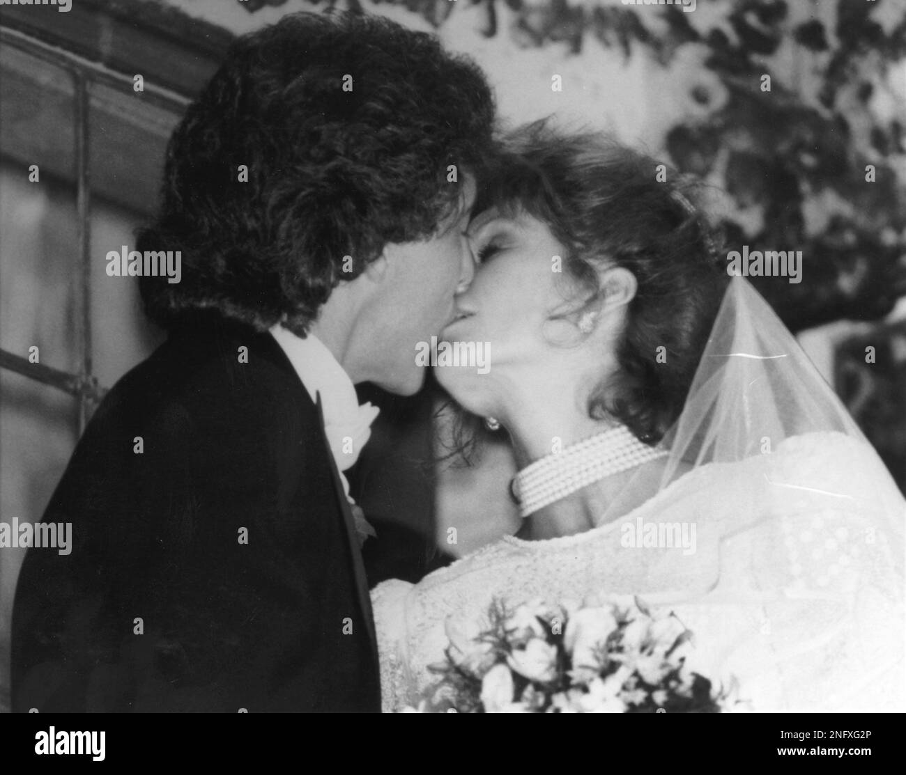 Dr. Harry Glassman kisses his wife, "Dallas" star U.S. American actress ...