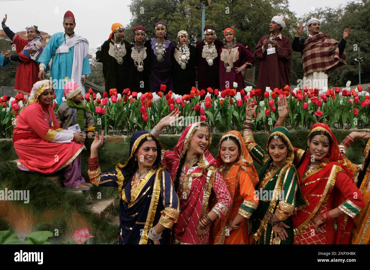 Kashmiri artists dance on the Indian state of Jammu and Kashmir ...
