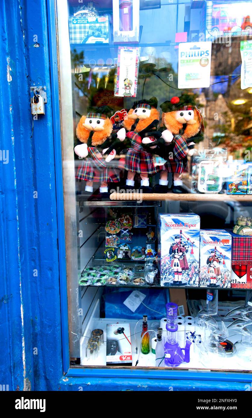 Tourist Shop in Edinburgh Old Town Stock Photo - Alamy