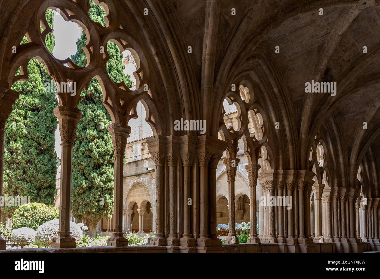 Claustro medieval hi-res stock photography and images - Alamy