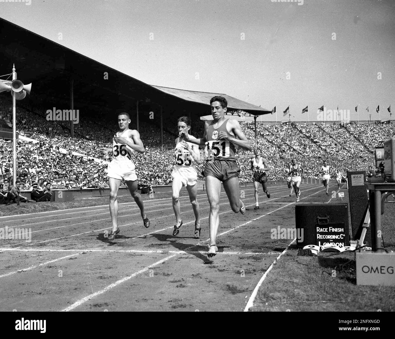 France's Marcel Hansenne, centre, wins the men's 800-metre Olympic ...