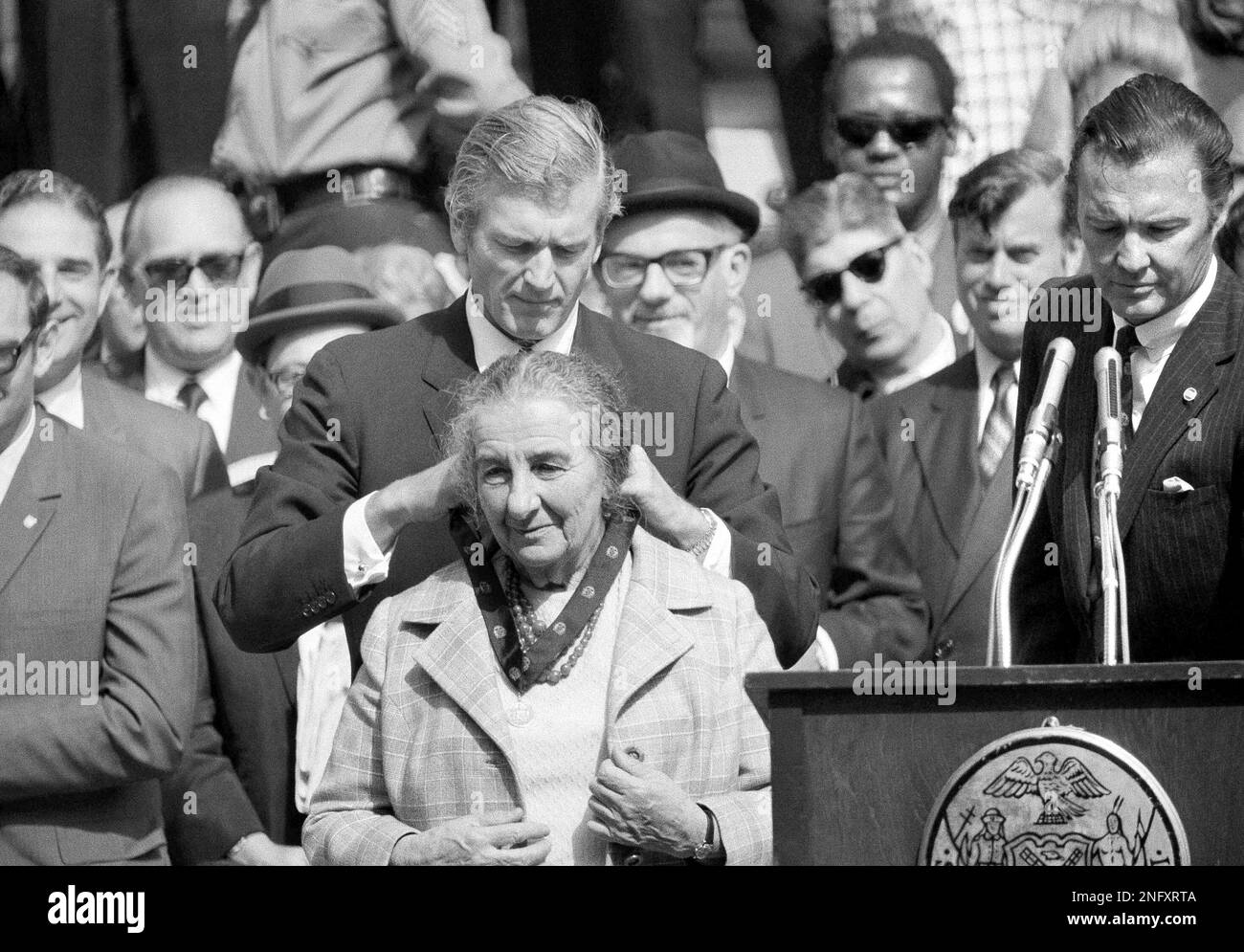 Mayor John Lindsay bestows the key to the City of New York, on Golda ...