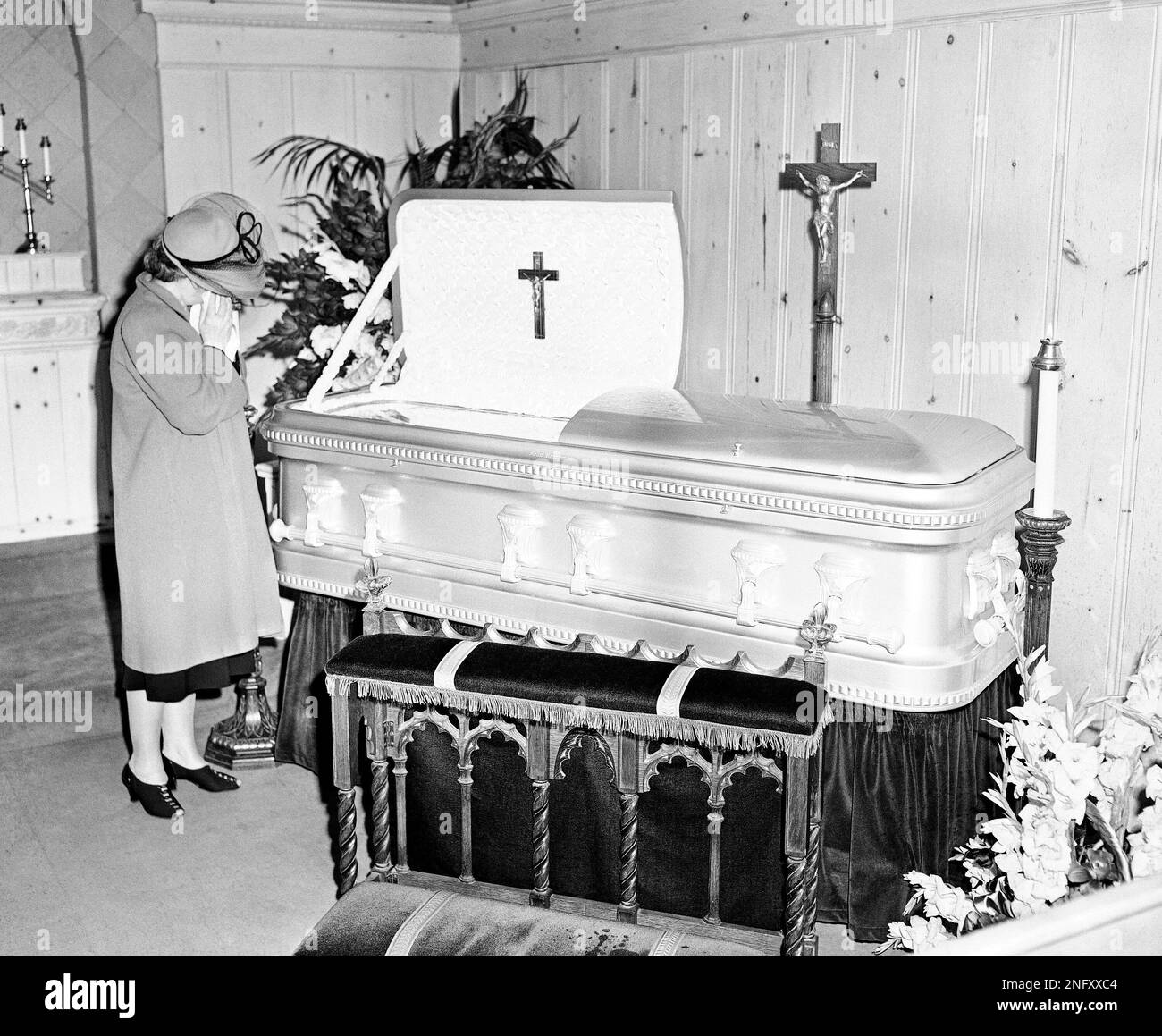 American actor John Barrymore's body laying in state at Los Angeles ...