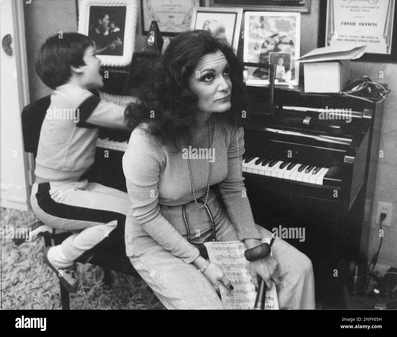 US American pop singer Connie Francis sits at her piano with a ...