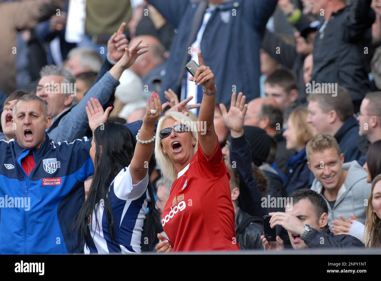 Female england fans hi-res stock photography and images - Alamy