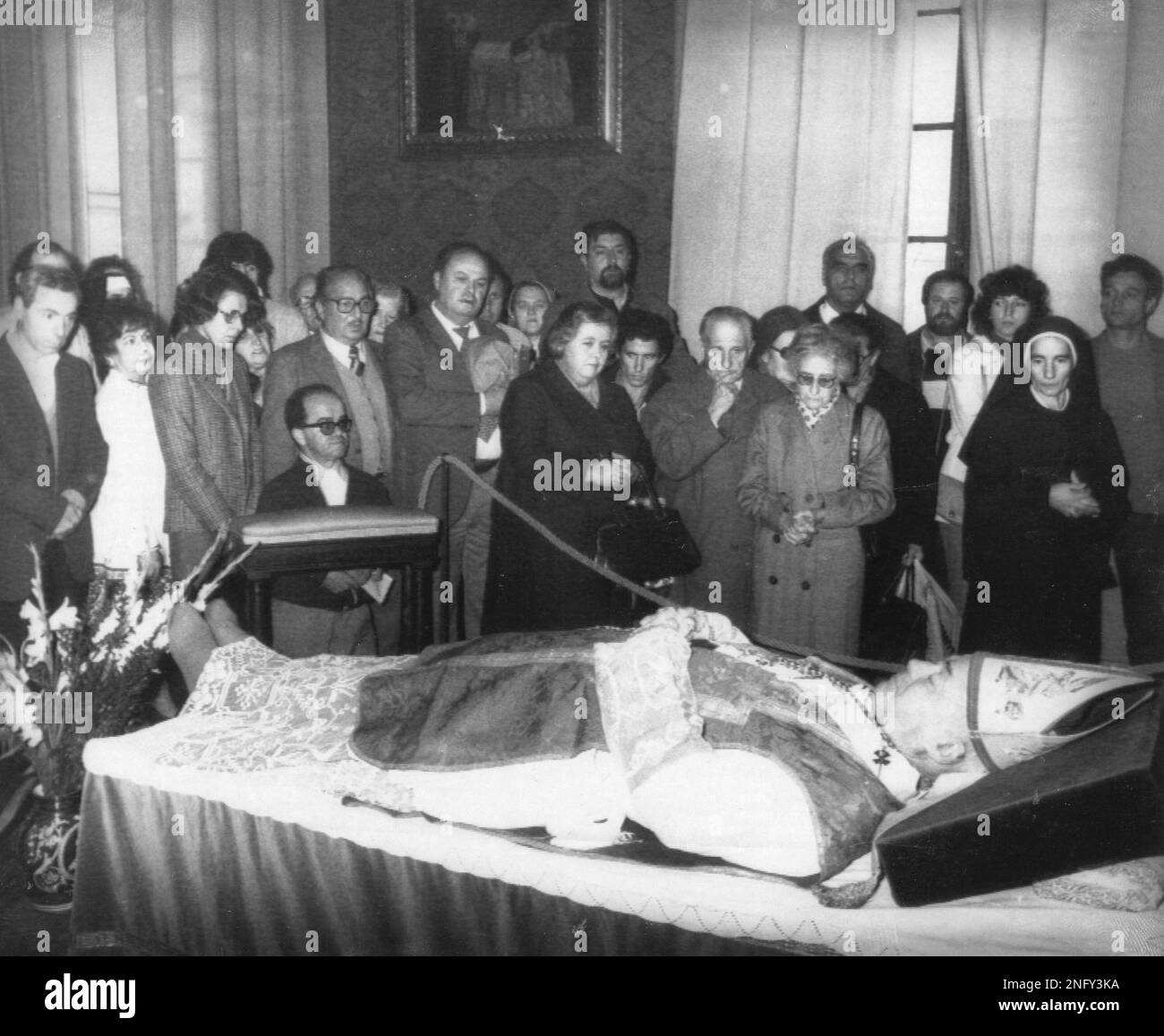 Mourning faithful pass by the body of Cardinal Giovanni Benelli, Archbishop of Florence, lying ...