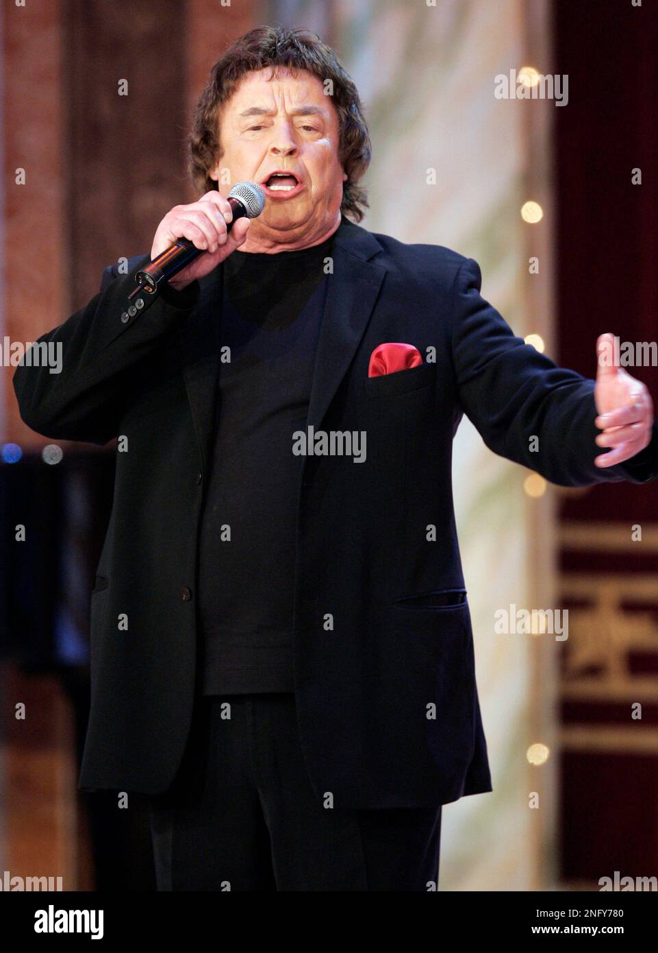 Schlagersaenger Tony Marshall singt am Samstag 29. Dezember 2007 ...