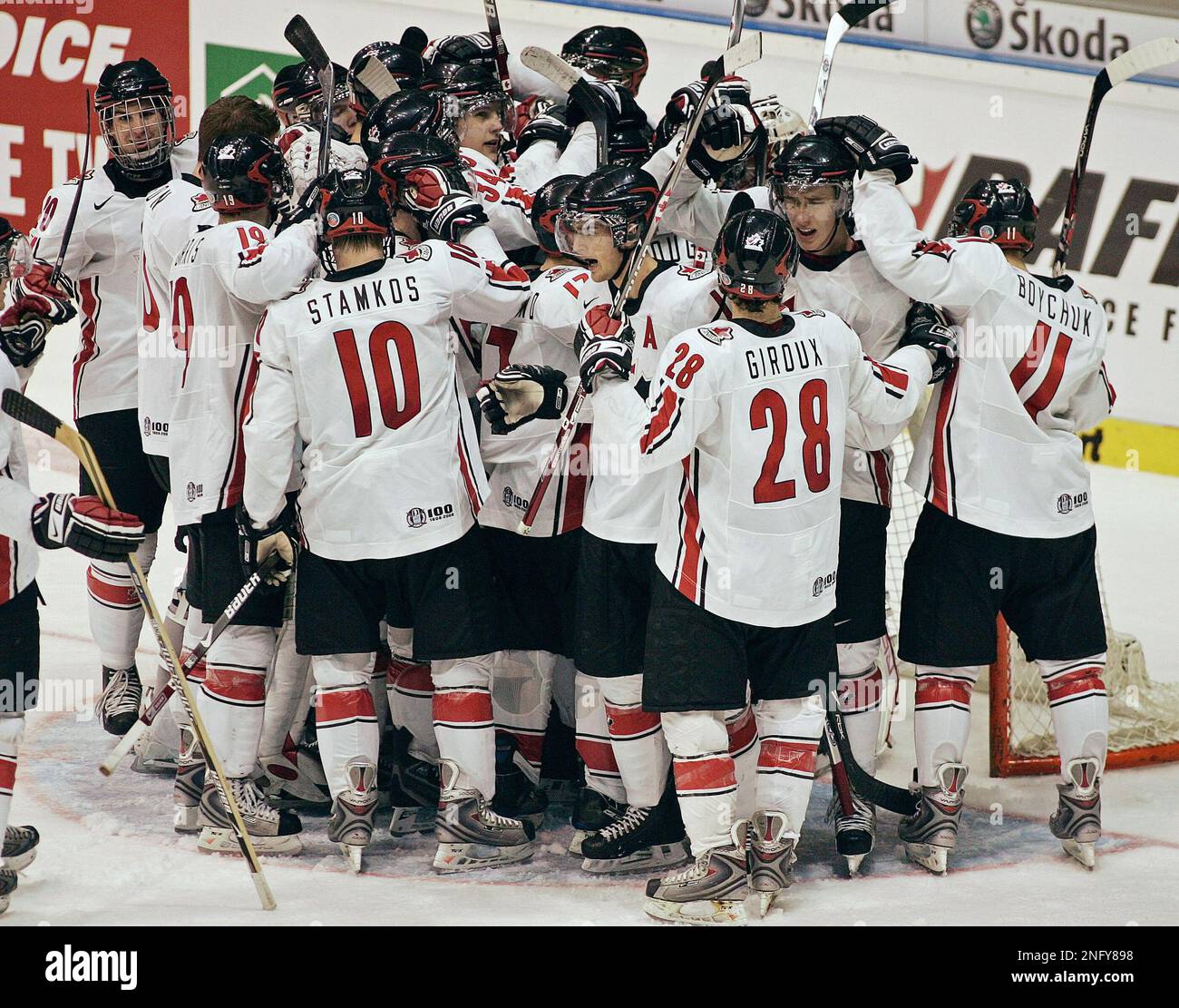 Team Canada celebrates its 3-0 win against the Czech Republic at the ...