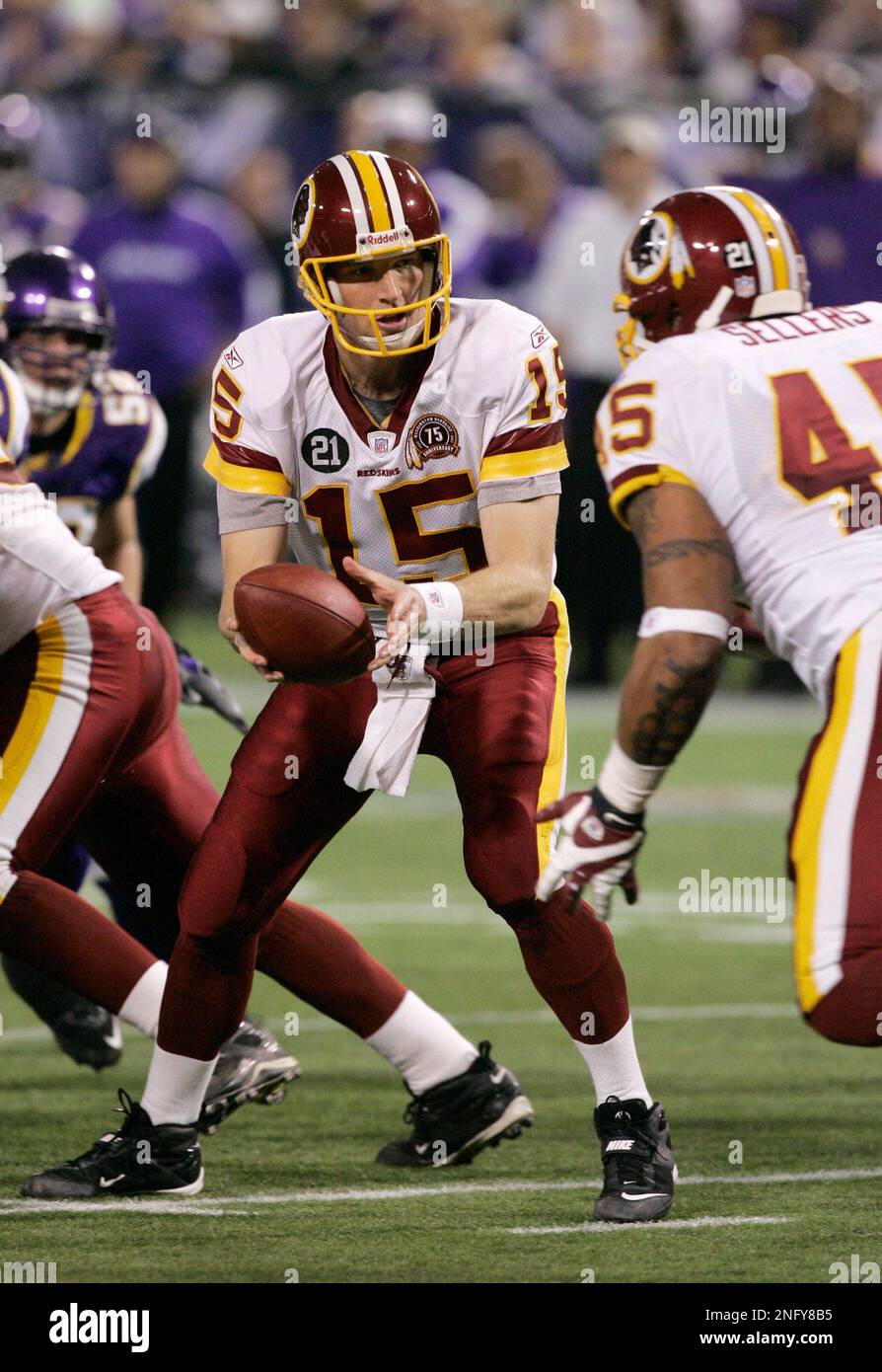 Washington Redskins quarterback Todd Collins, left, hands off to ...