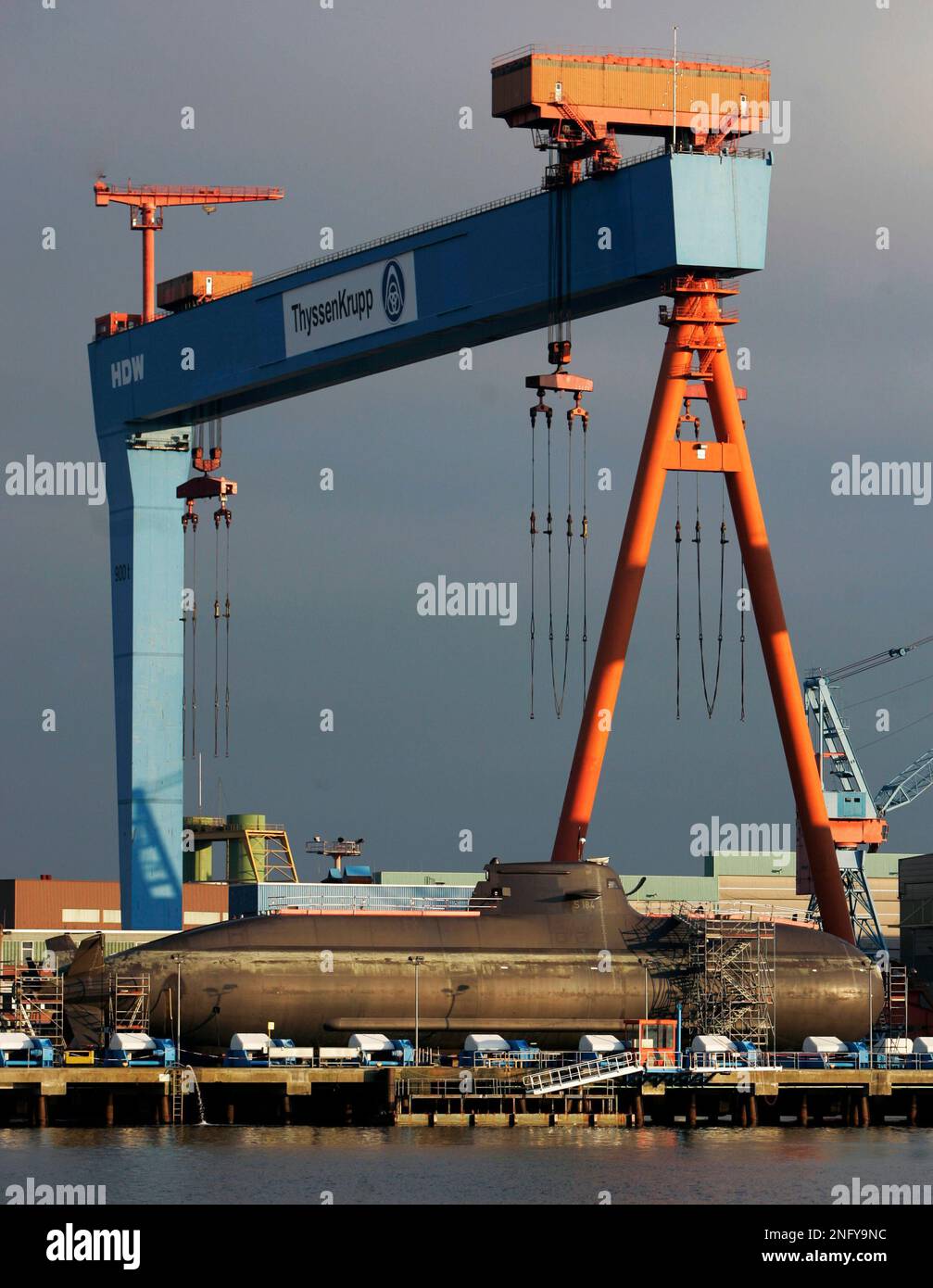 Ansicht der Werft von ThyssenKrupp, vormals Howaldtswerke Deutsche Werft (HDW), in Kiel ...