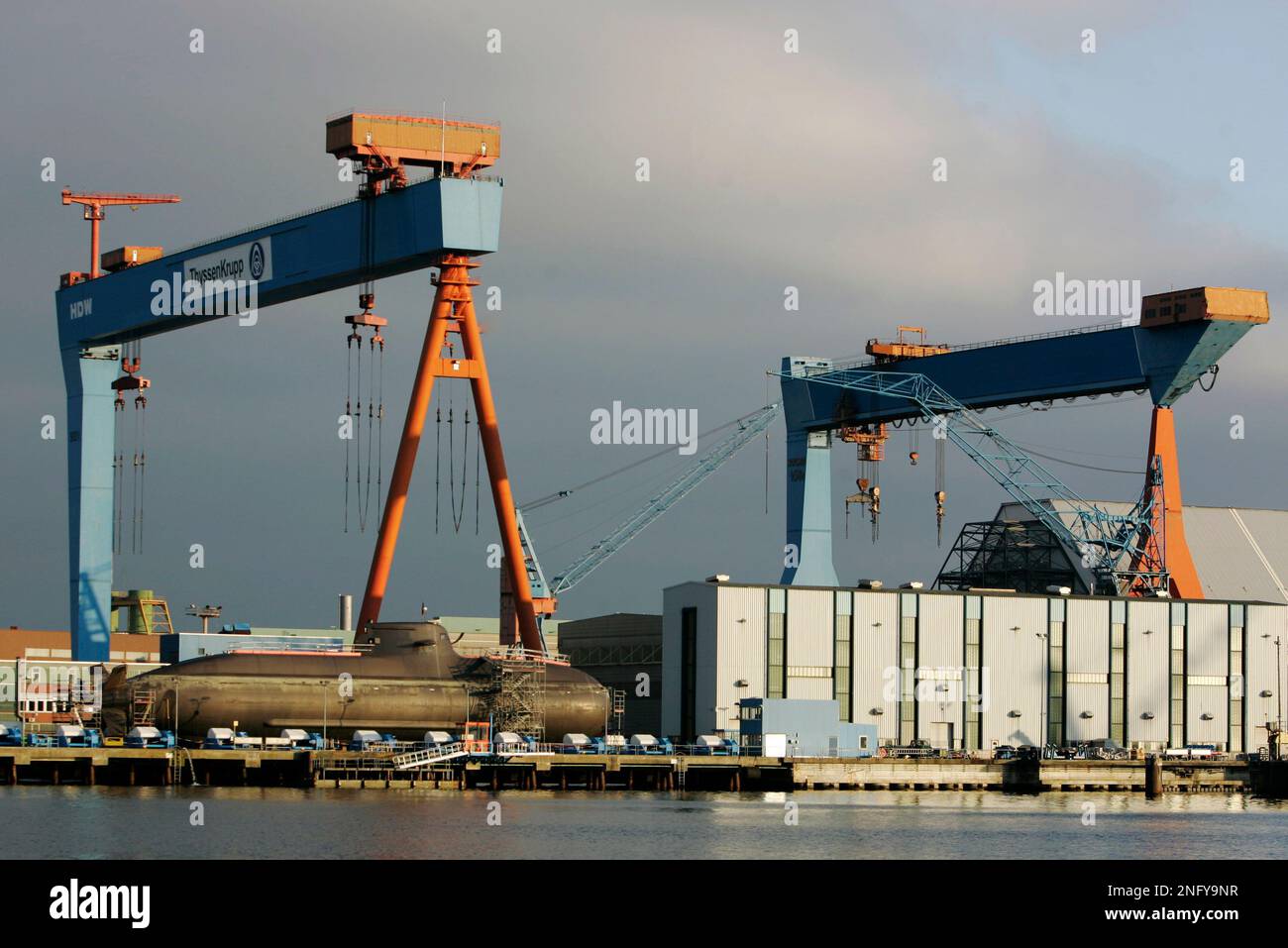 Ansicht der Werft von ThyssenKrupp, vormals Howaldtswerke Deutsche Werft (HDW), in Kiel ...