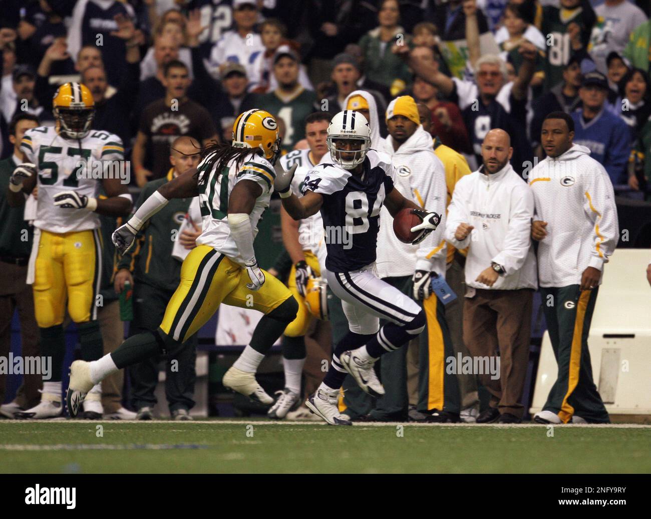 Dallas Cowboys wide receiver Patrick Crayton carries the ball as (84 ...