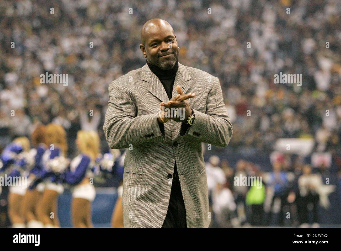 Former Dallas Cowboys running back Emmitt Smith walks on to the field ...