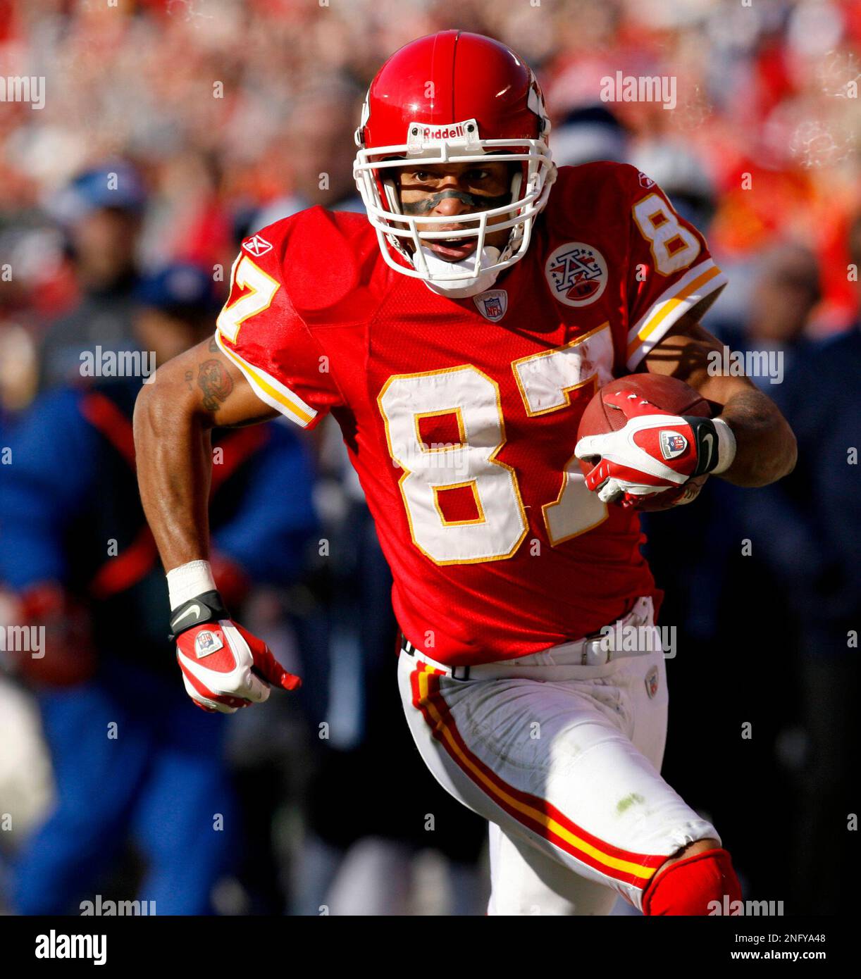 Kansas City Chiefs wide receiver Eddie Kennison runs with the ball ...