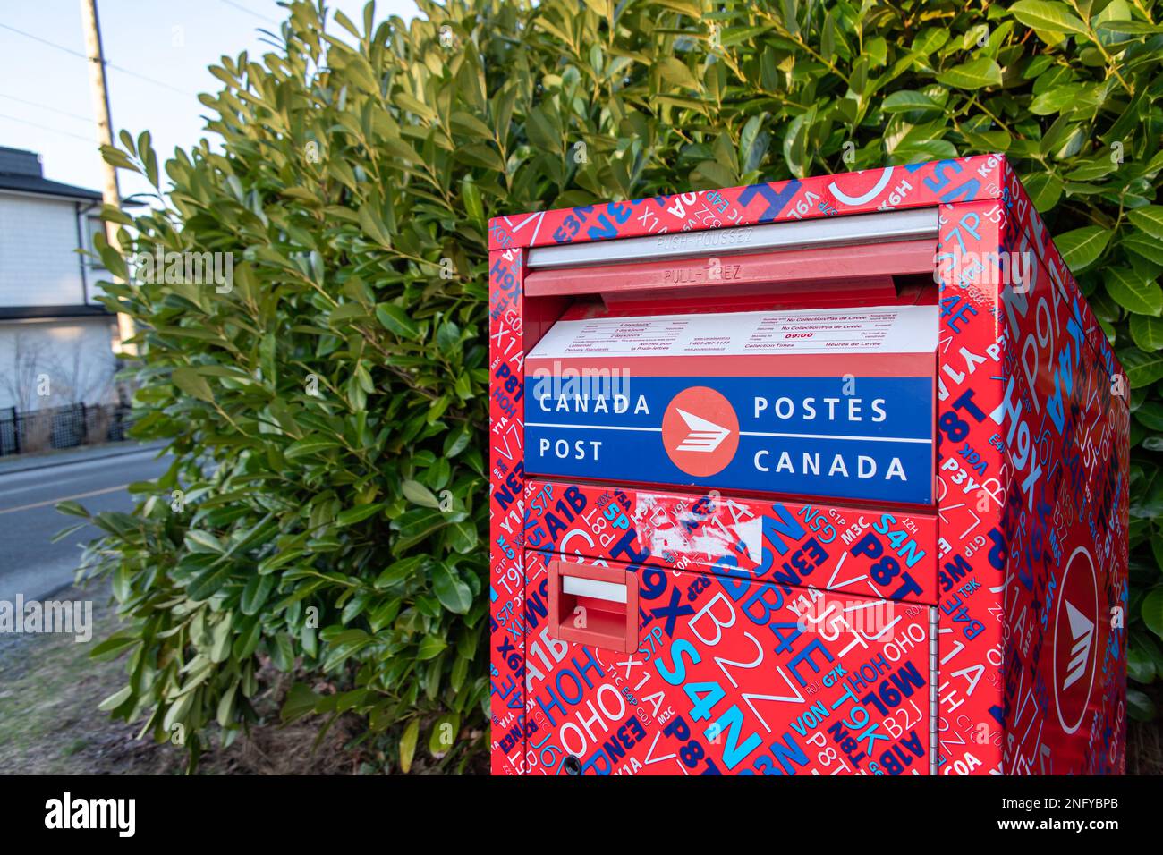 Canada post logo hi-res stock photography and images - Alamy