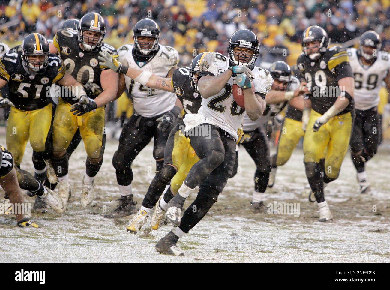 Jacksonville Jaguars running back Fred Taylor (28) runs for a game ...