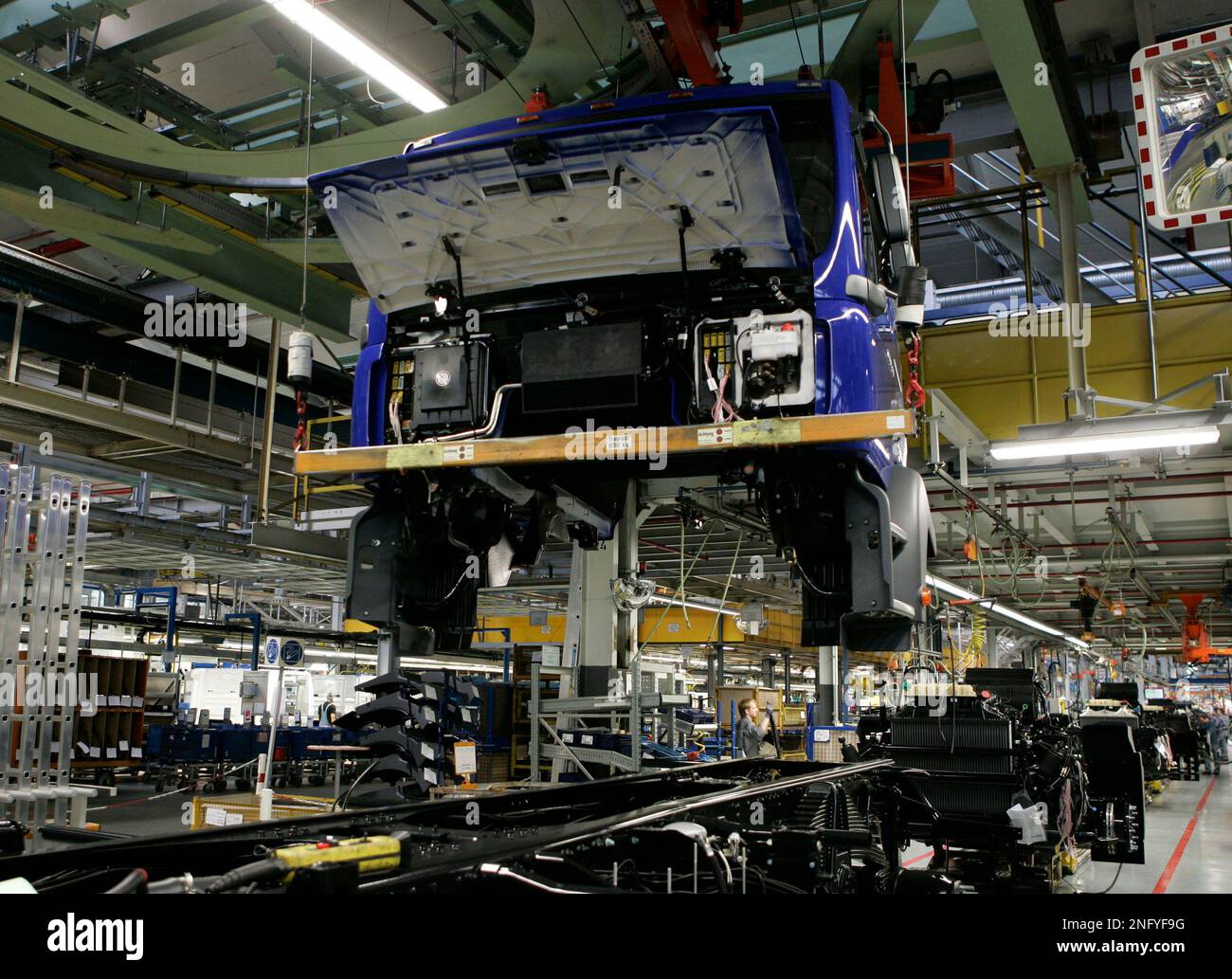 Das Fahrerhaus eines MAN LKW wird am Donnerstag, 13. Dezember 2007, ans ...