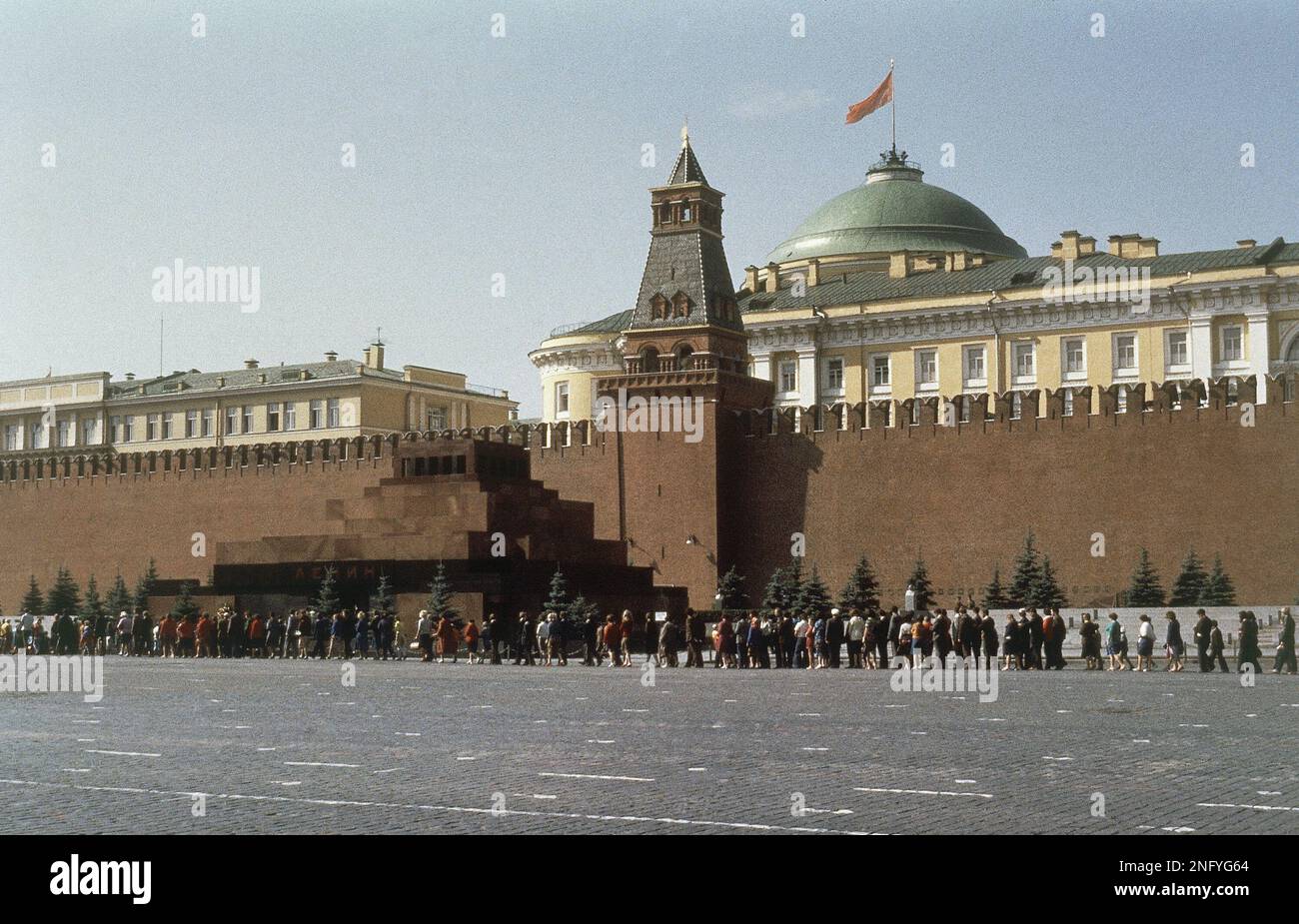 Long line of visitors waiting to get into the Lenin Mausolem in Moscow ...