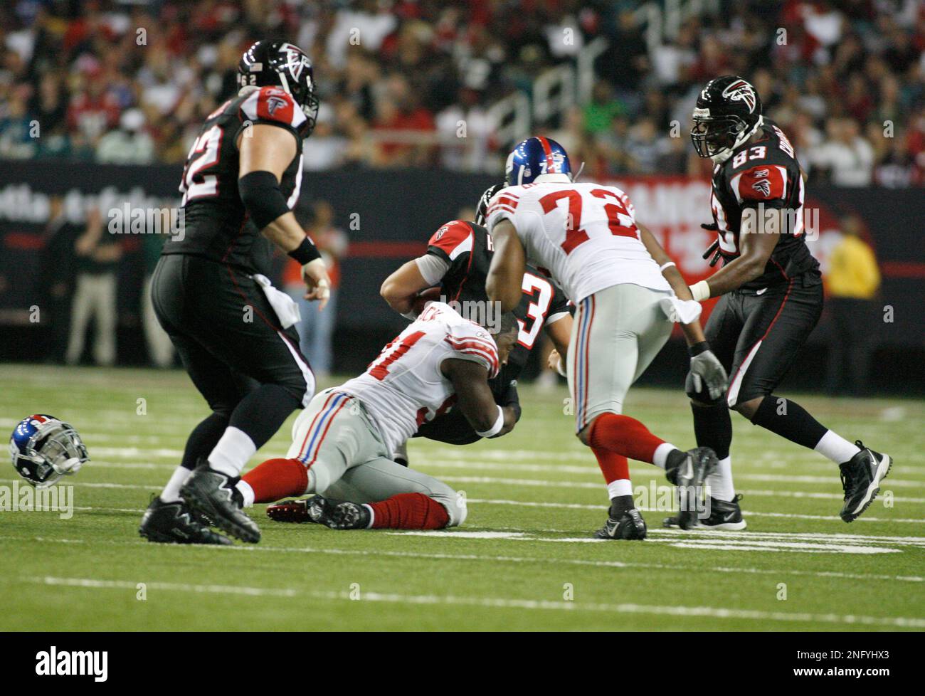 New York Giants defensive end Justin Tuck (91) loses his helmet as he ...