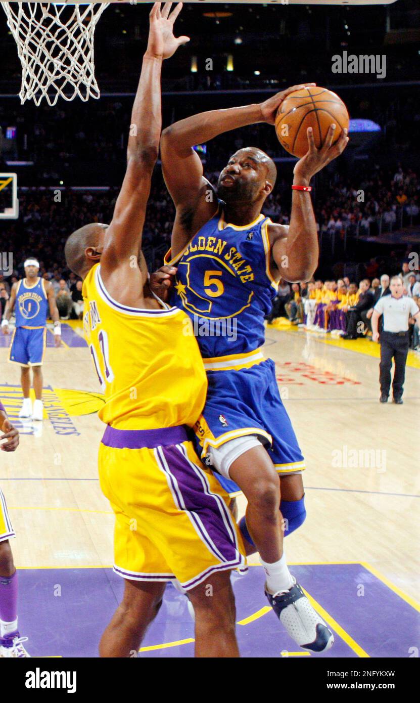 Golden State Warriors guard Baron Davis (5) goes up for a shot as Los ...