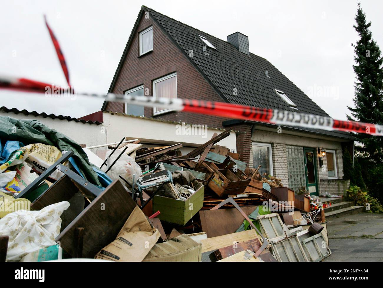 Ein Polizeiband sperrt am Freitag, 7. Dezember 2007, das Haus in Darry ...