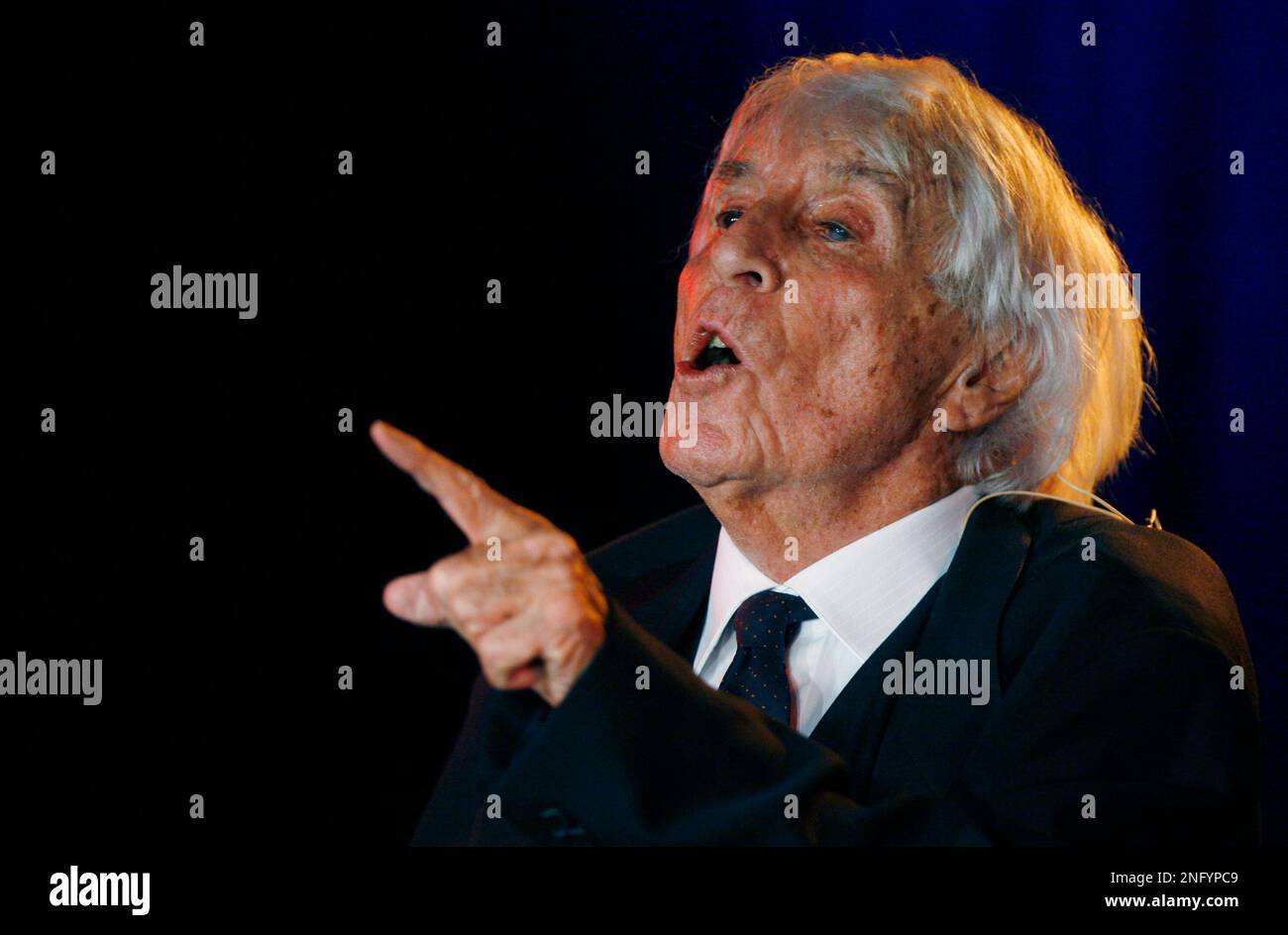 Der niederlaendische Saenger und Schauspieler Johannes Heesters singt ...