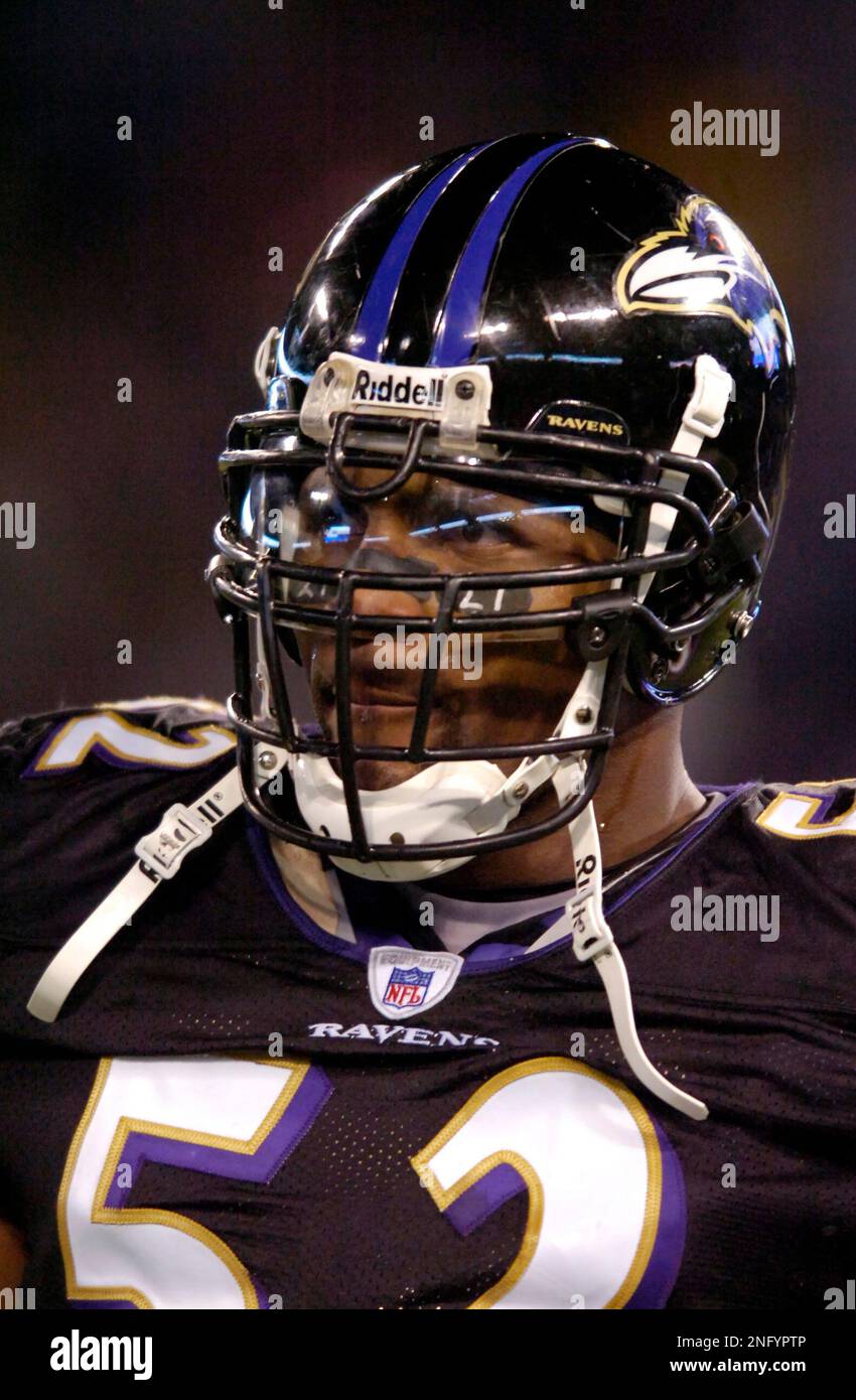 Baltimore Ravens Ray Lewis walks off the field during the second half ...