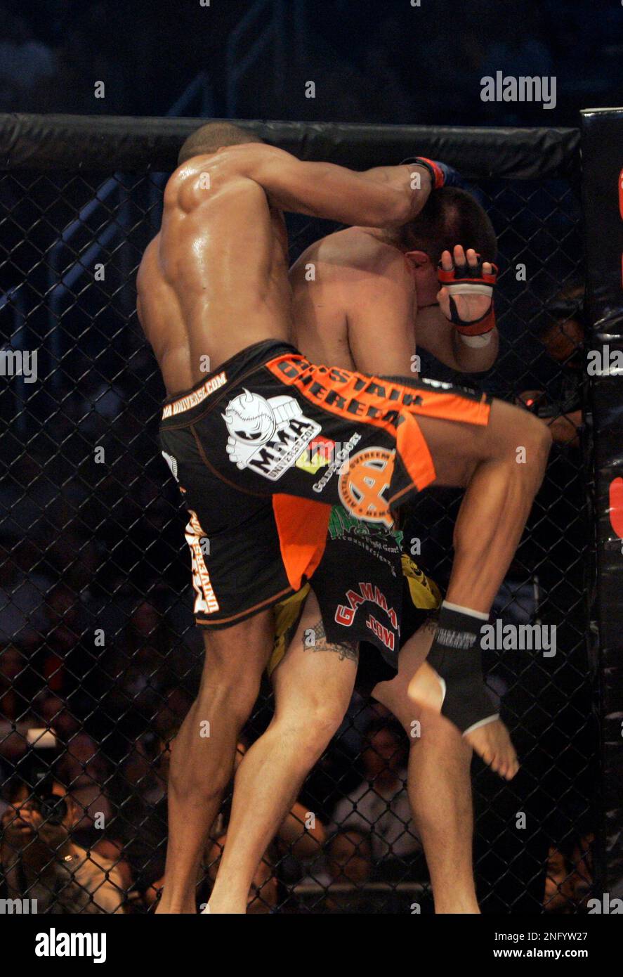Knee strike hi-res stock photography and images - Alamy