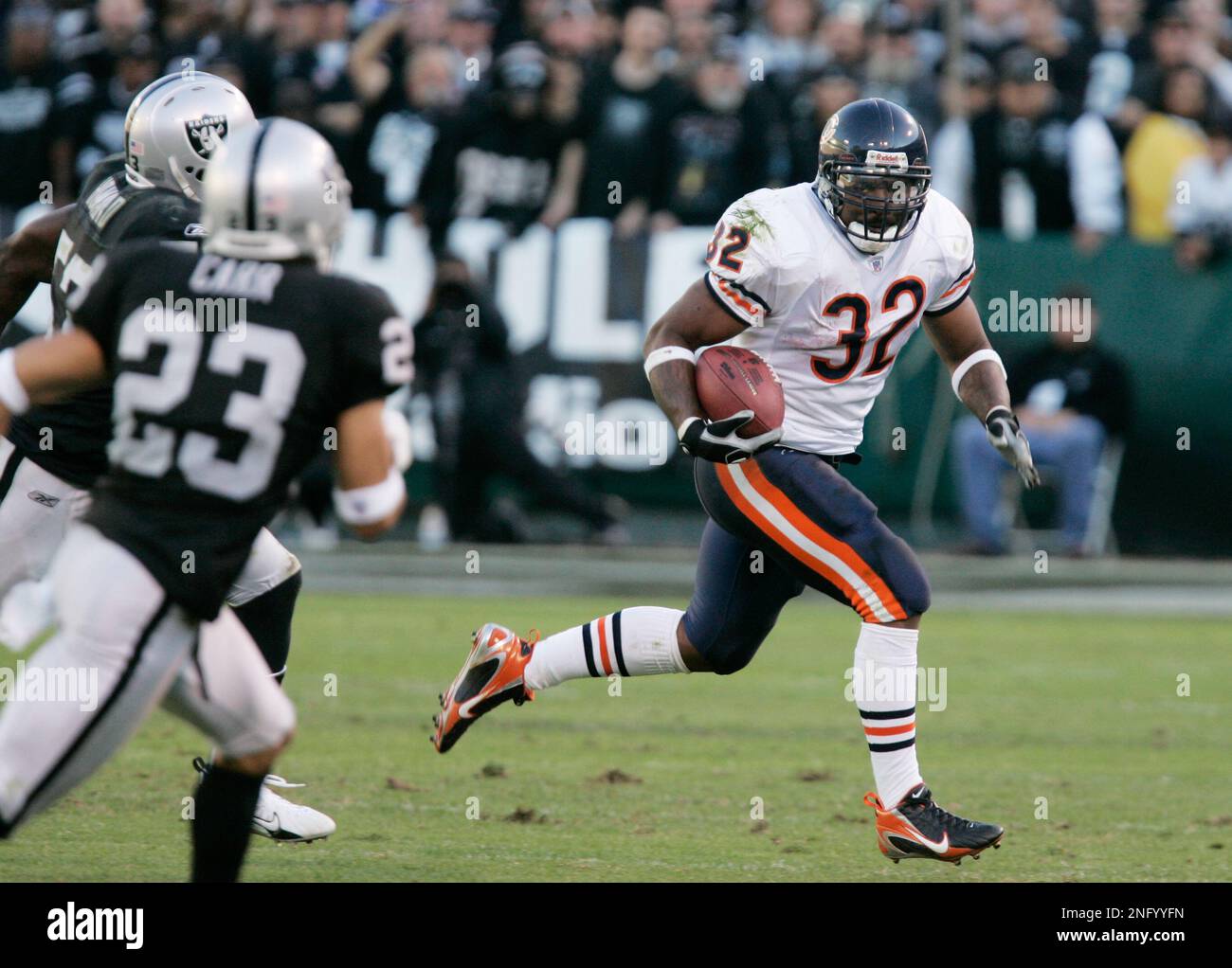 Chicago Bears running back Cedric Benson (32) carries the ball against ...