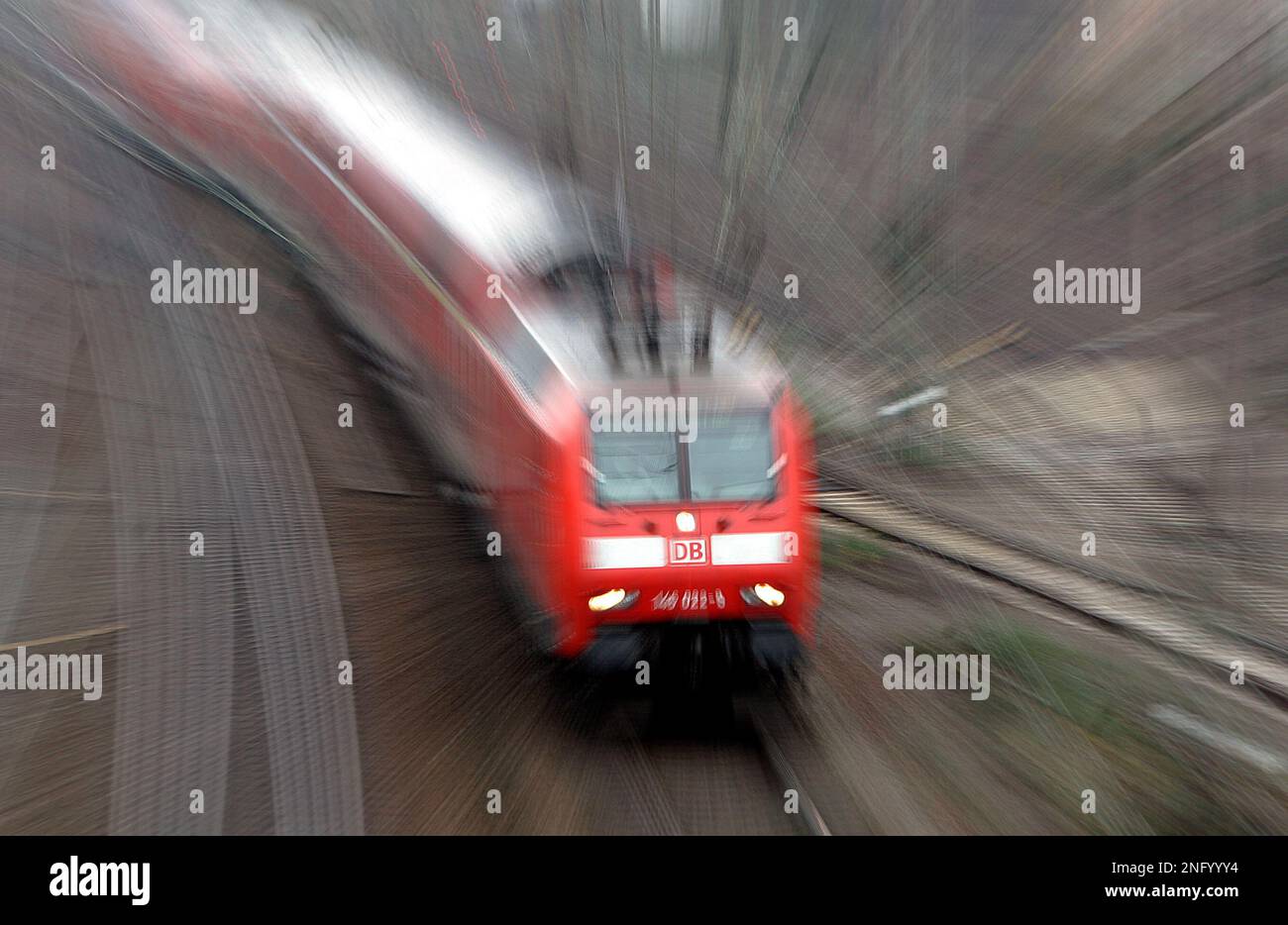Ein Zug der Deutschen Bahn faehrt am Freitag, 30. November 2007 aus dem ...