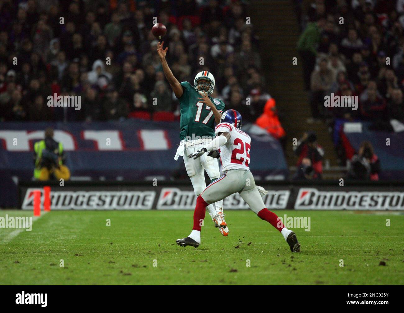 Miami Dolphins qb Cleo Lemon (17) throws a pass against the New York ...