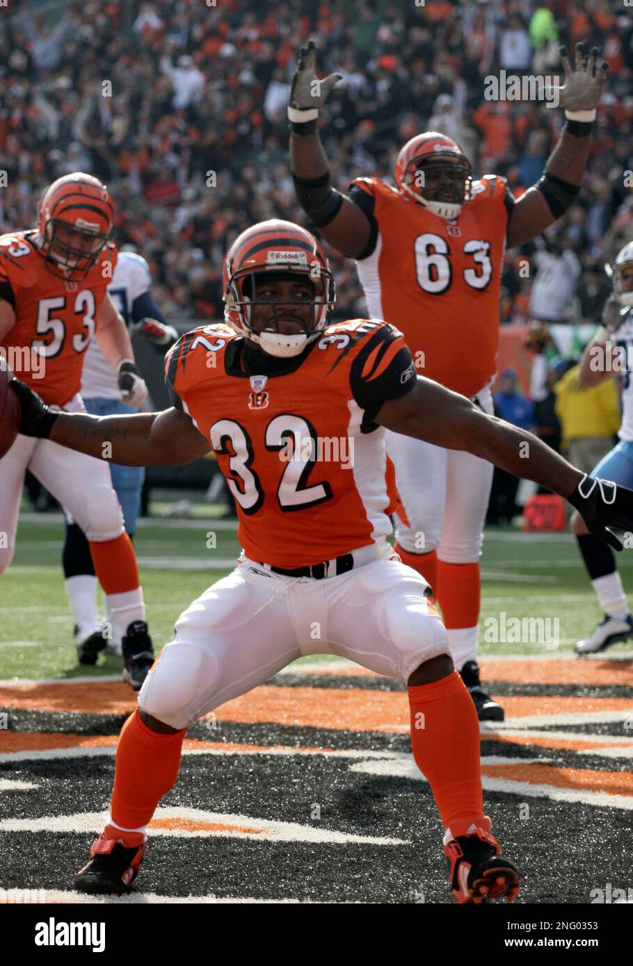 Cincinnati Bengals running back Rudi Johnson (32) spikes the ball after ...