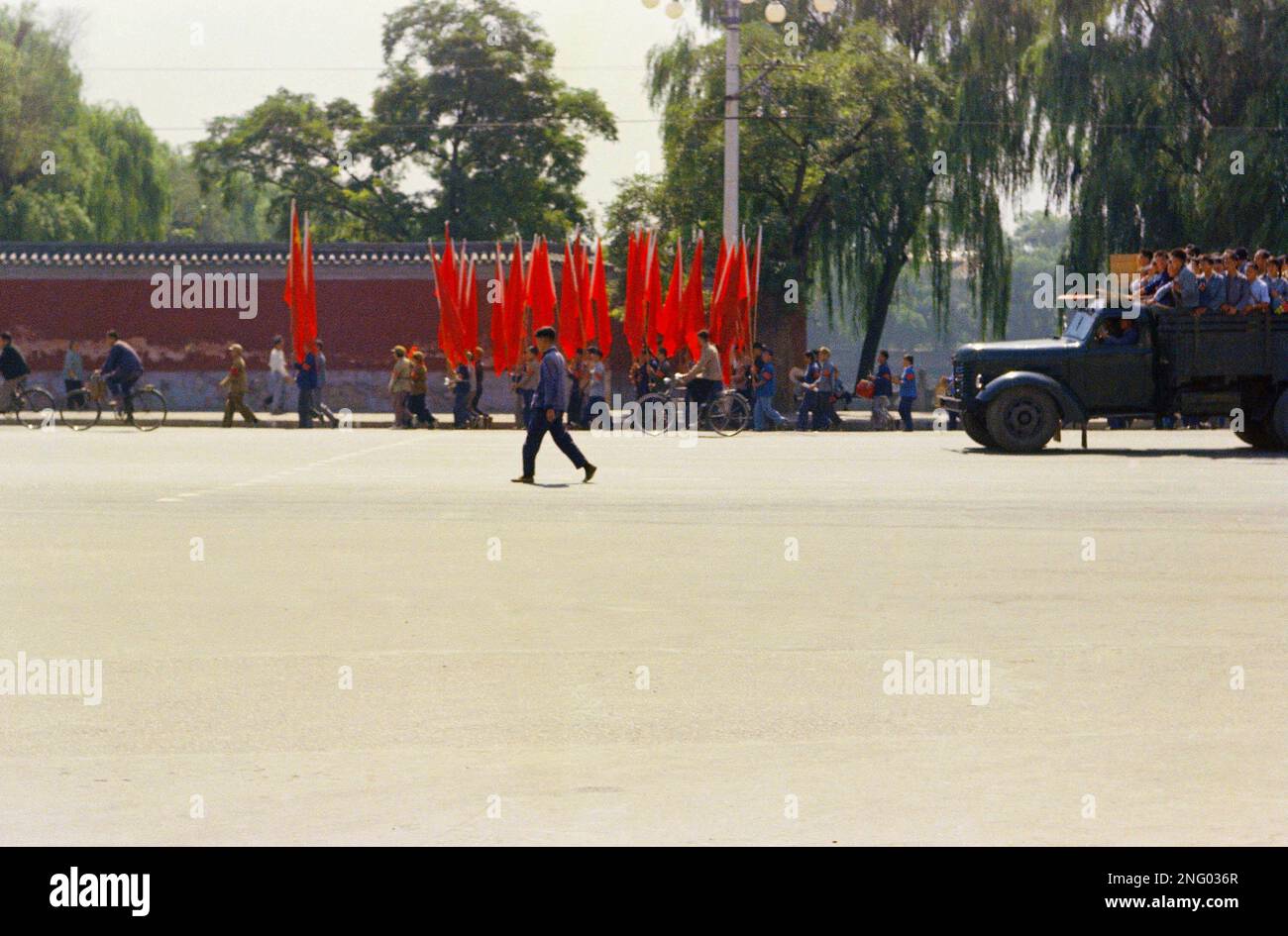Red Guards carrying flags march to Tiananmen Square for Great Rally ...