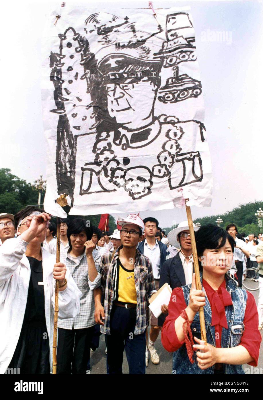 Student demonstrators carry a caricature of China Premier Li Peng ...