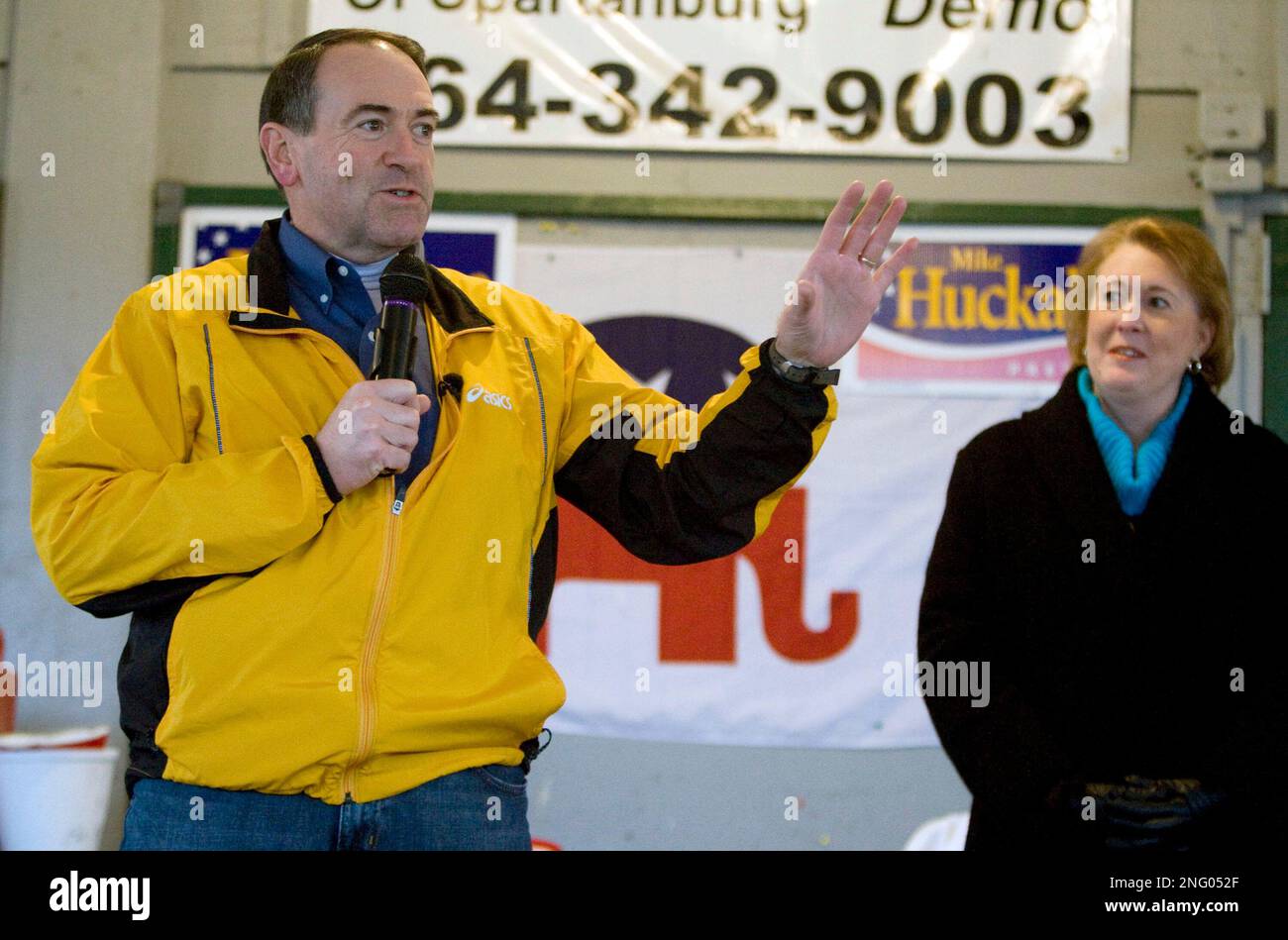 Presidential hopeful and former Arkansas Governor, Mike Huckabee, left ...