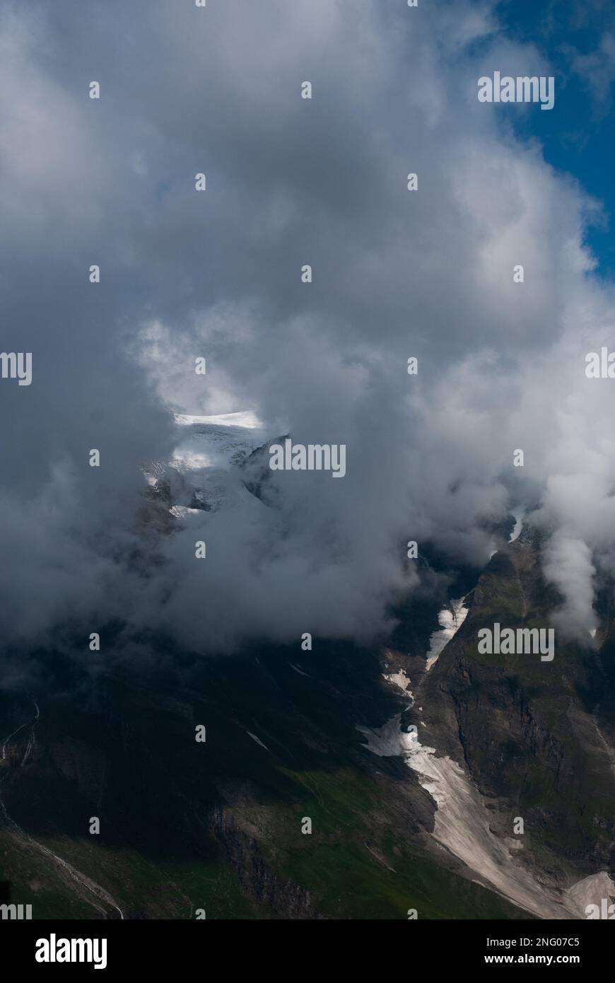 Warm light on clouds hi-res stock photography and images - Alamy