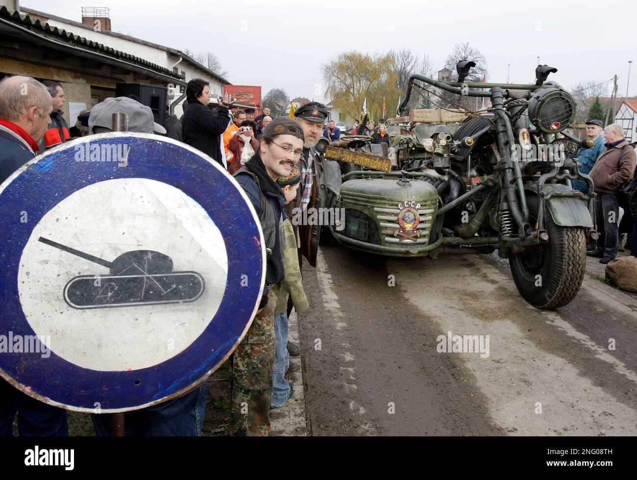 Besucher bestaunen am Dienstag, 20. Nov. 2007, das neue Monster Bike ...