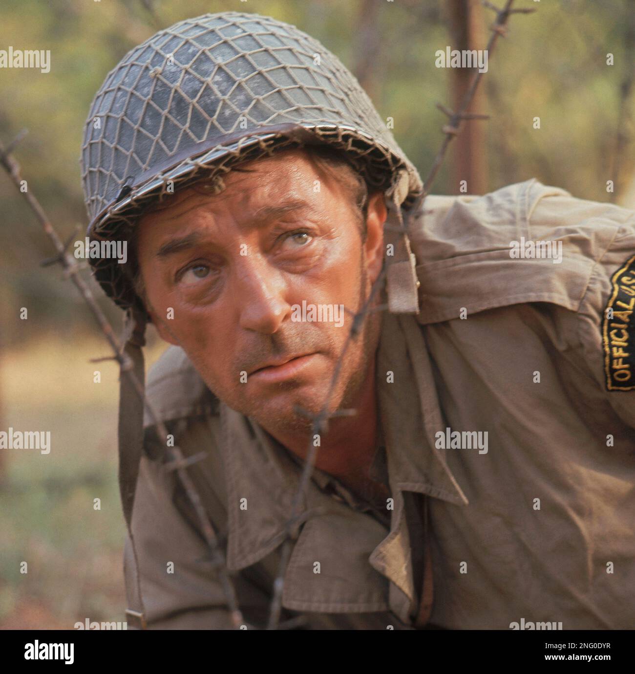 Actor Robert Mitchum wearing uniform of U.S. correspondent for movie ...