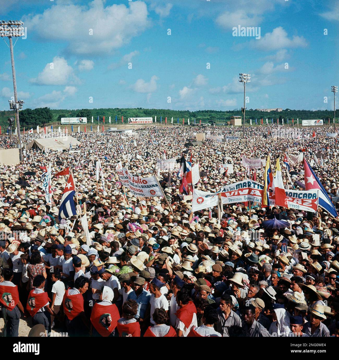 Large crowd gathers to hear Cuban leader Fidel Castro speak on the ...