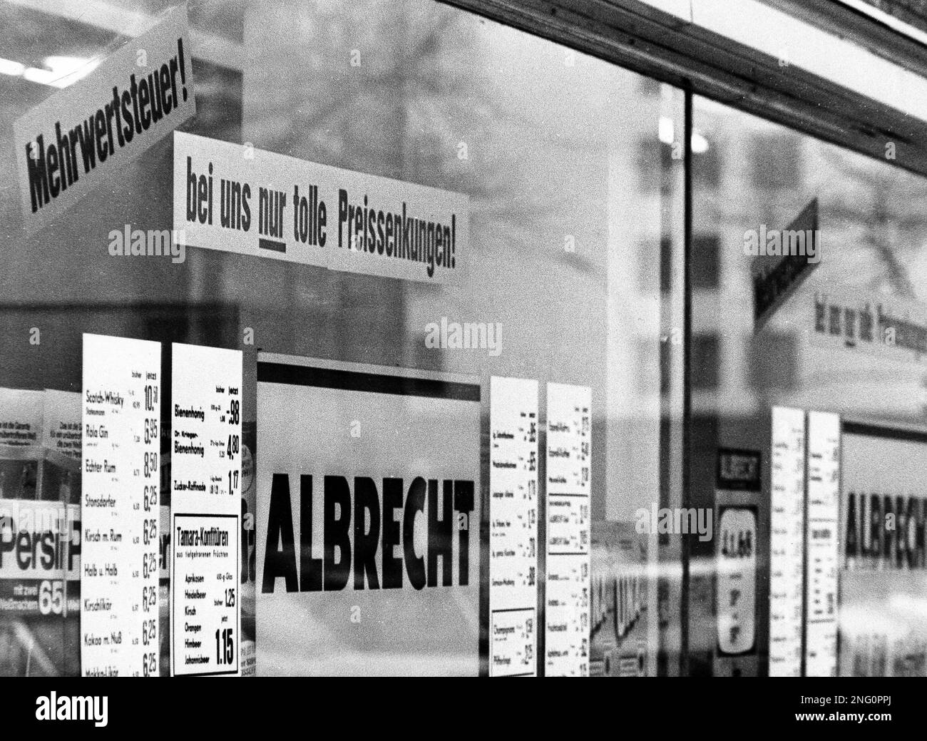 Signs in the shop window of low prices supermarket chain "Albrecht ...