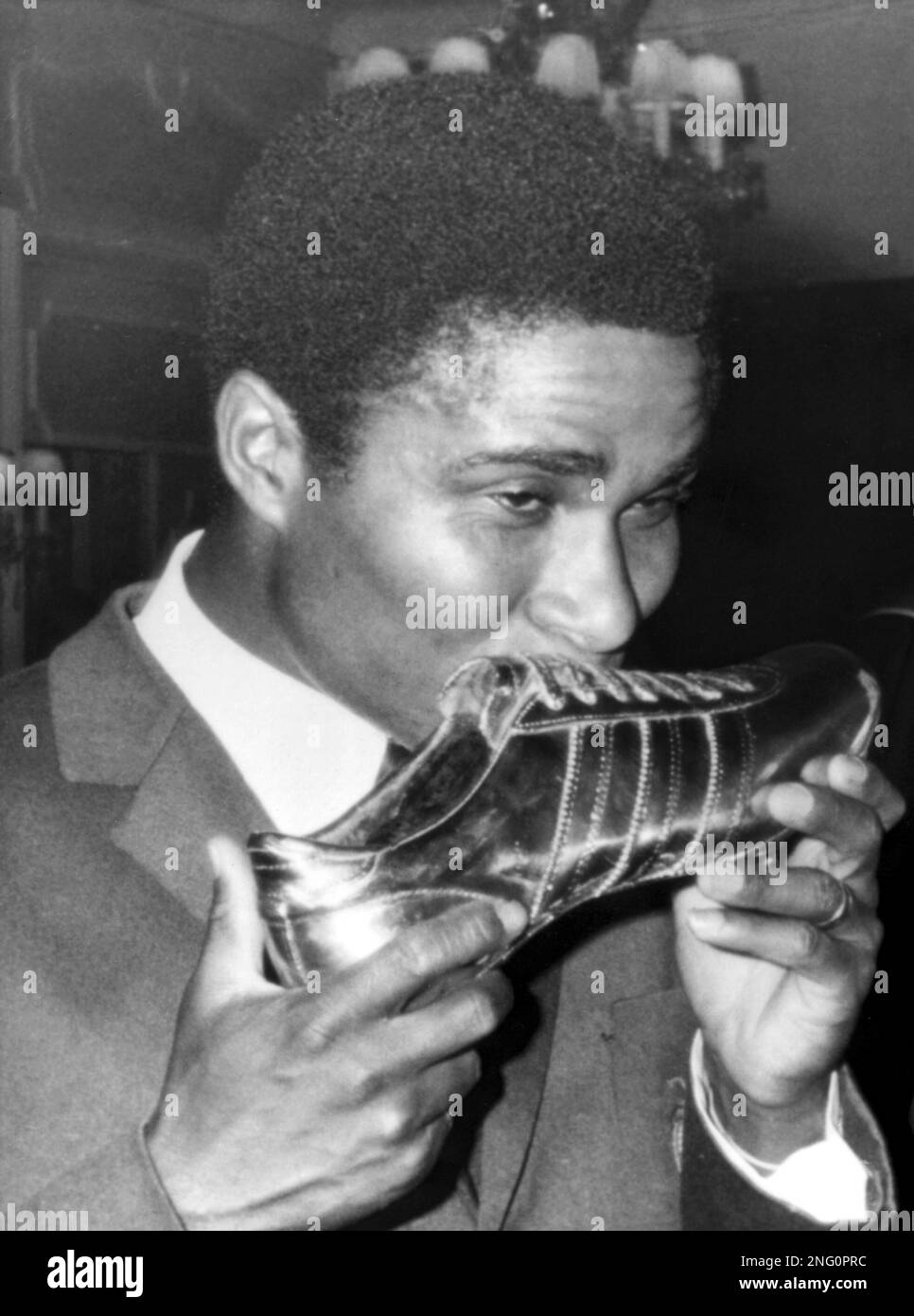 Portugal's soccer star Eusebio kisses the golden shoe he was awarded ...