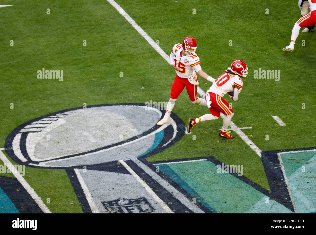 Kansas City Chiefs quarterback Patrick Mahomes (15 ) hands the ball off ...
