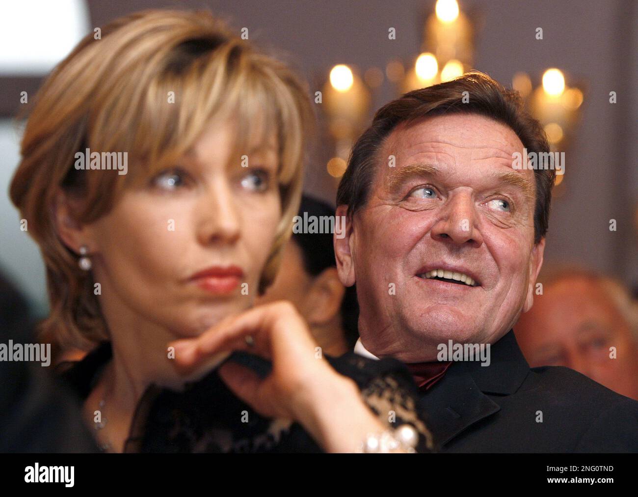 Der ehemalige Bundeskanzler Gerhard Schroeder, rechts, und seine ...