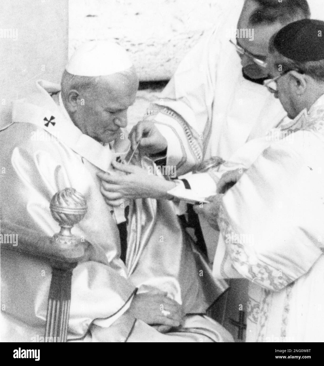 Italian cardinal Oddi, extreme right, and Msgr. Virgilio Noe of the ...
