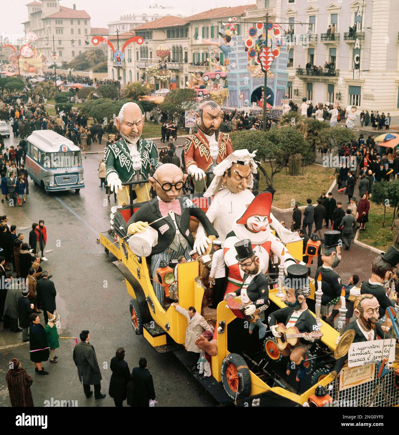 A huge float with figures representing Italian premier Aldo Moro ...