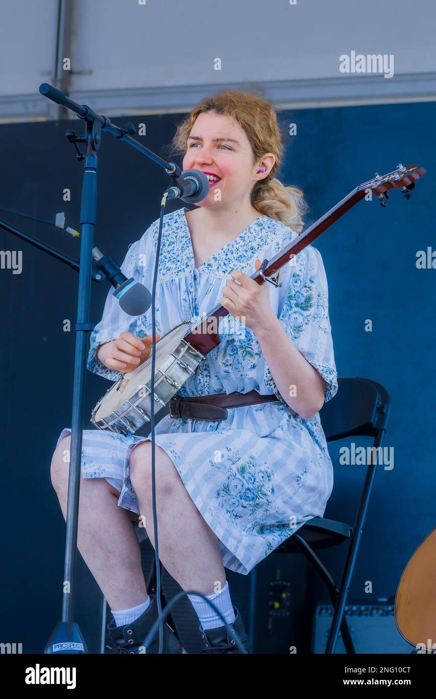 Musician, Meredith Axelrod, singing and playing bajo Stock Photo - Alamy